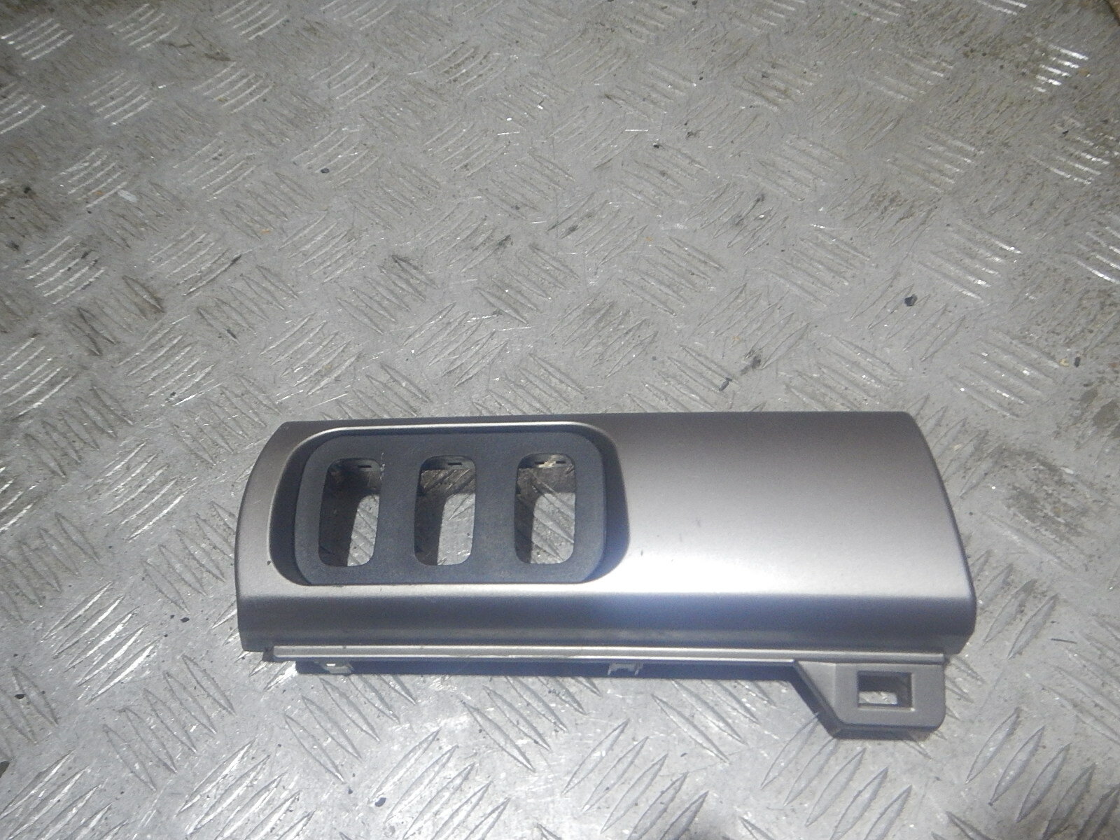 Б/У Накладка декоративная, Mitsubishi (Митсубиси)-GALANT (03-12) MITSUBISHI GALANT (03-12) Царапины 374315 MITSUBISHI ар...