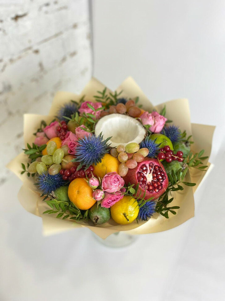 Букет с гранатом, кокосом, мандаринами, маракуйей (BuketOnline)
