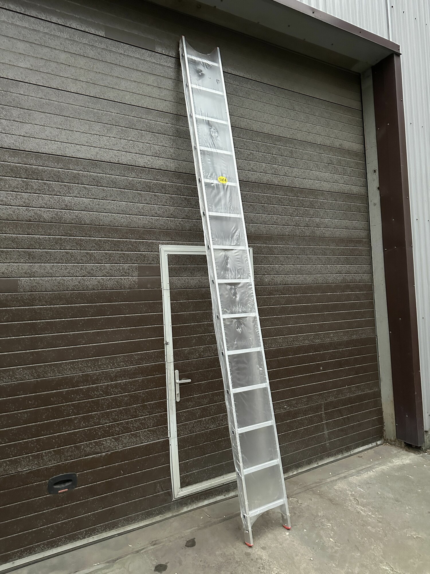 Алюминиевая приставная лестница Sarayli 1х14 (3,85м) 14 ступ.