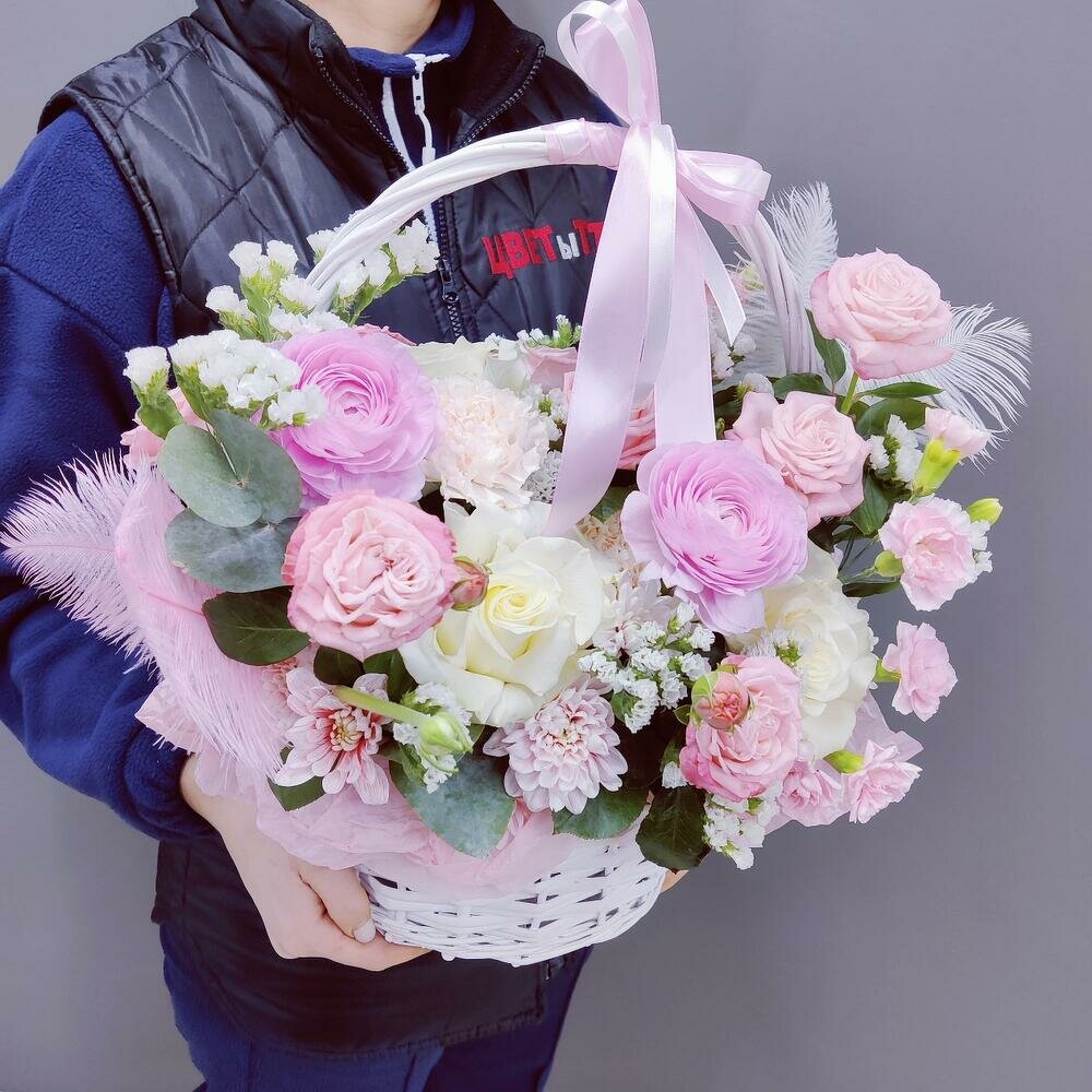 Корзина с цветами премиум класса с ранункулюс, французской розой, пионовидной кустовой розой