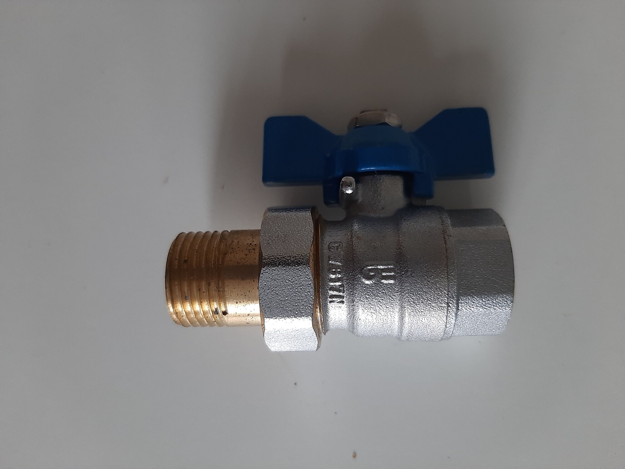 Кран шаровой с американкой 1/2 ВР/НР .