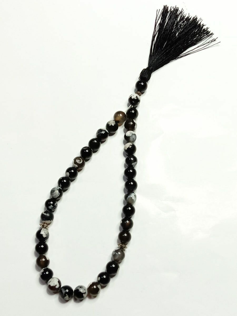 Четки из черного агата 33 бусины, диаметр каждой бусины 8 мм. мм.