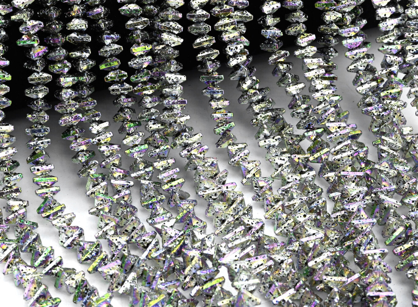 Бусины из лавы треугольник 7*6 мм, цв. хамелеон серебристый, 39см, 100 бусин .