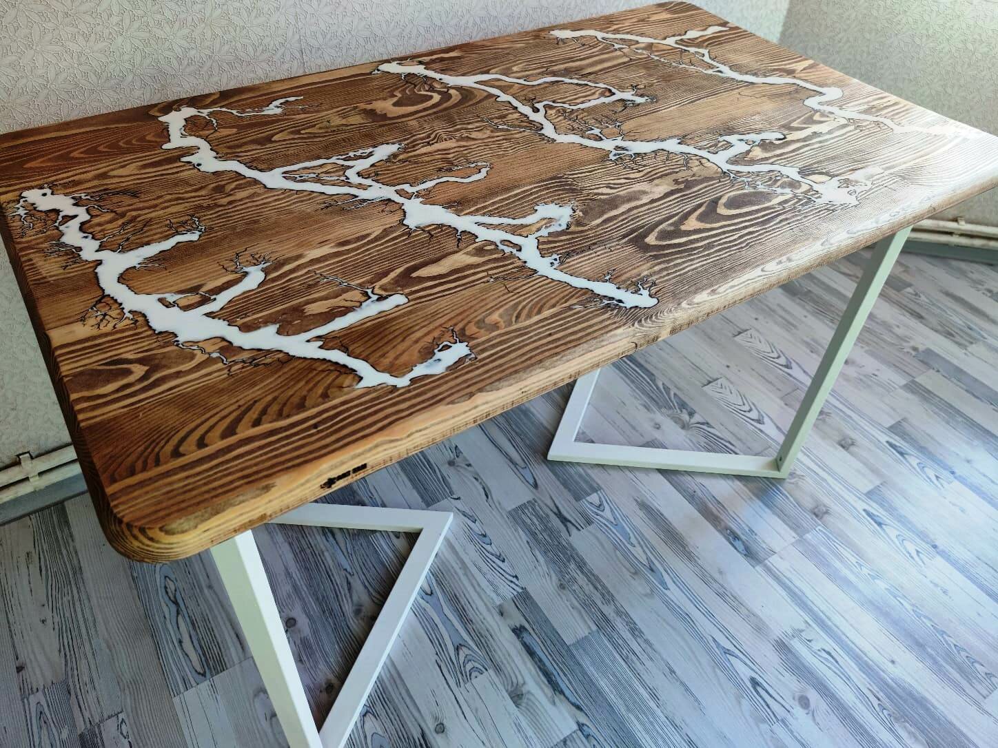 Стол из натурального дерева с белоснежными молниями на белом подстолье