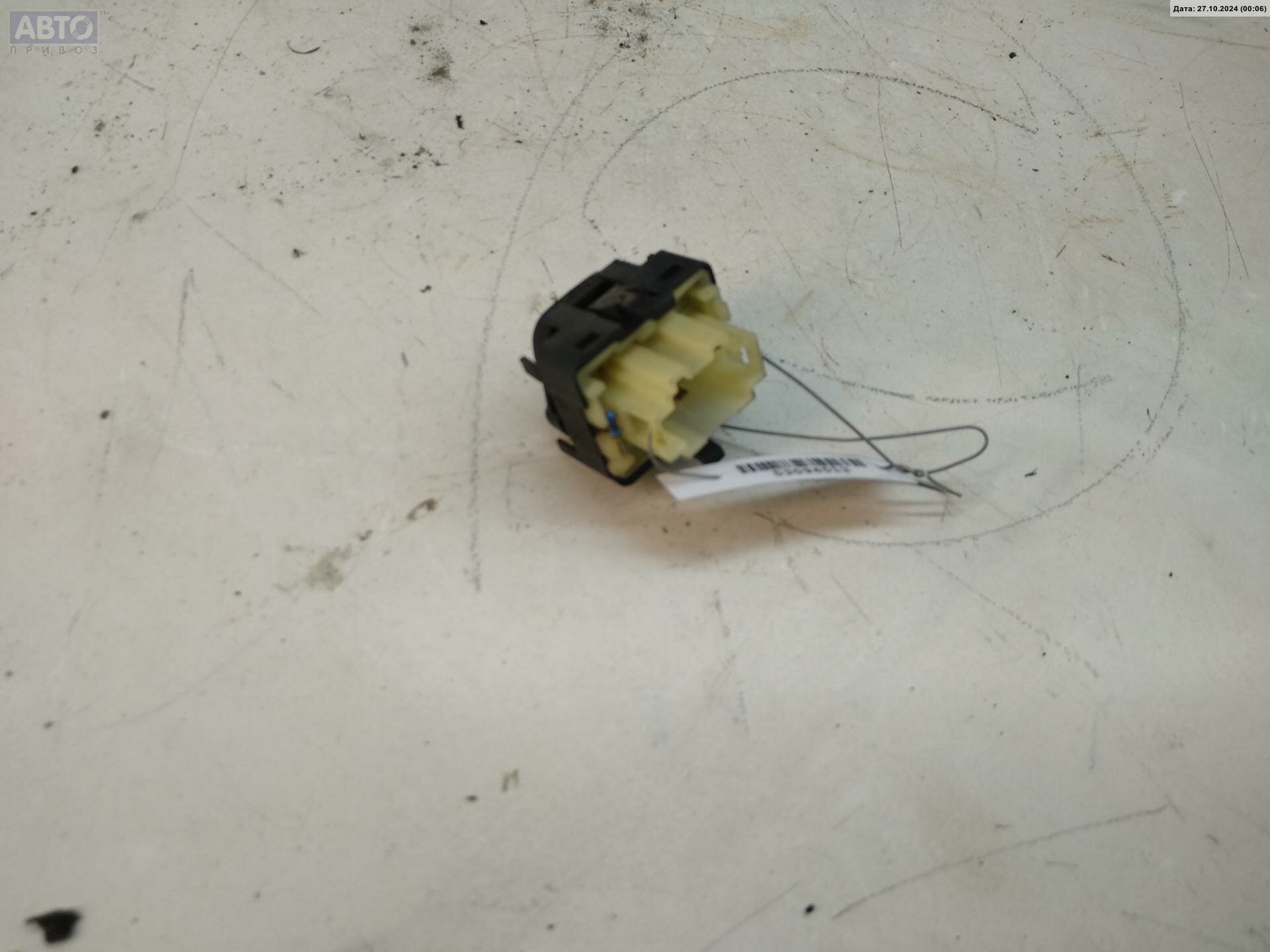 Кнопка стеклоподъемника заднего левого Volkswagen Golf-3