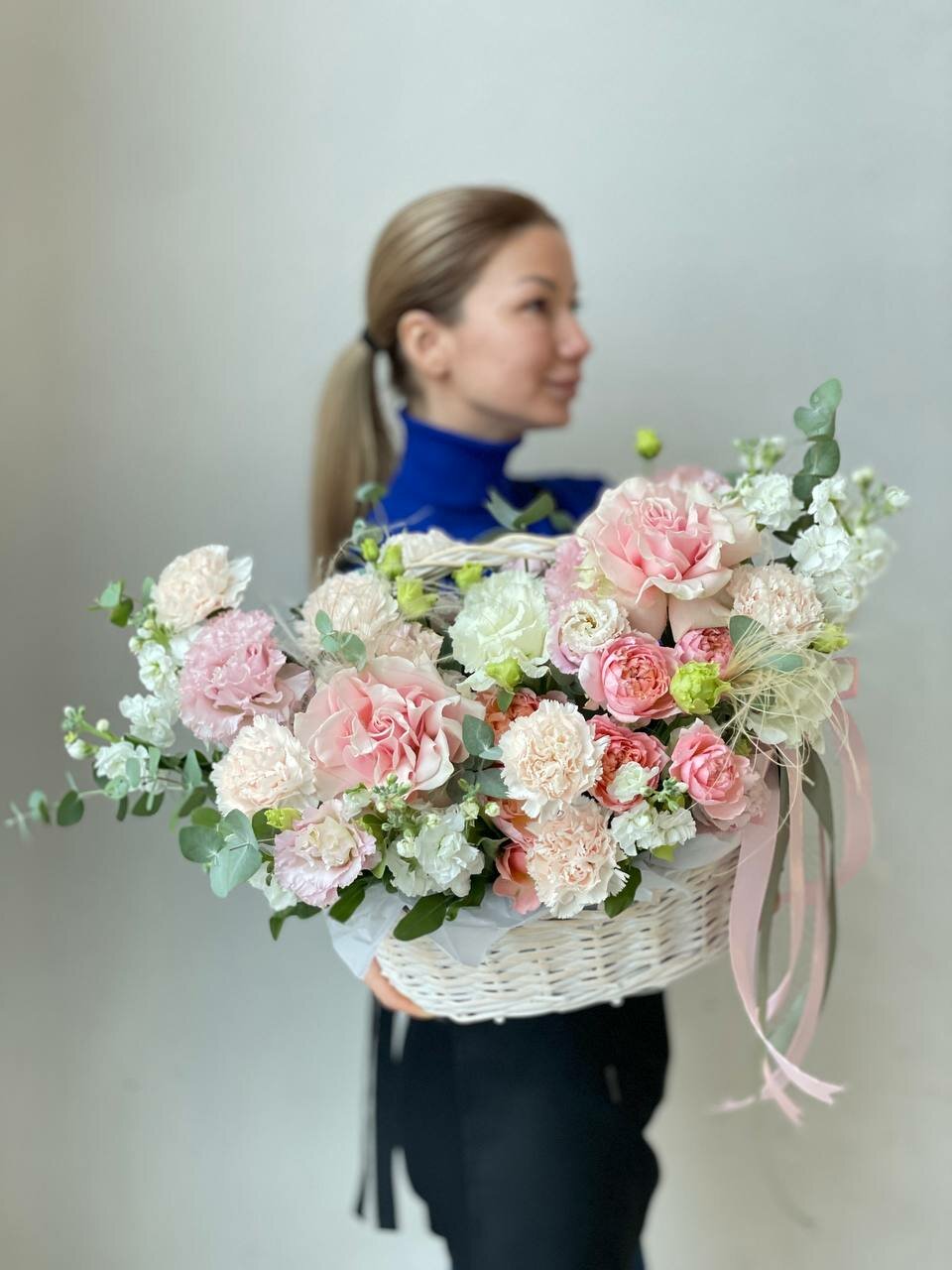 Корзина с цветами "Нежные оттенки"