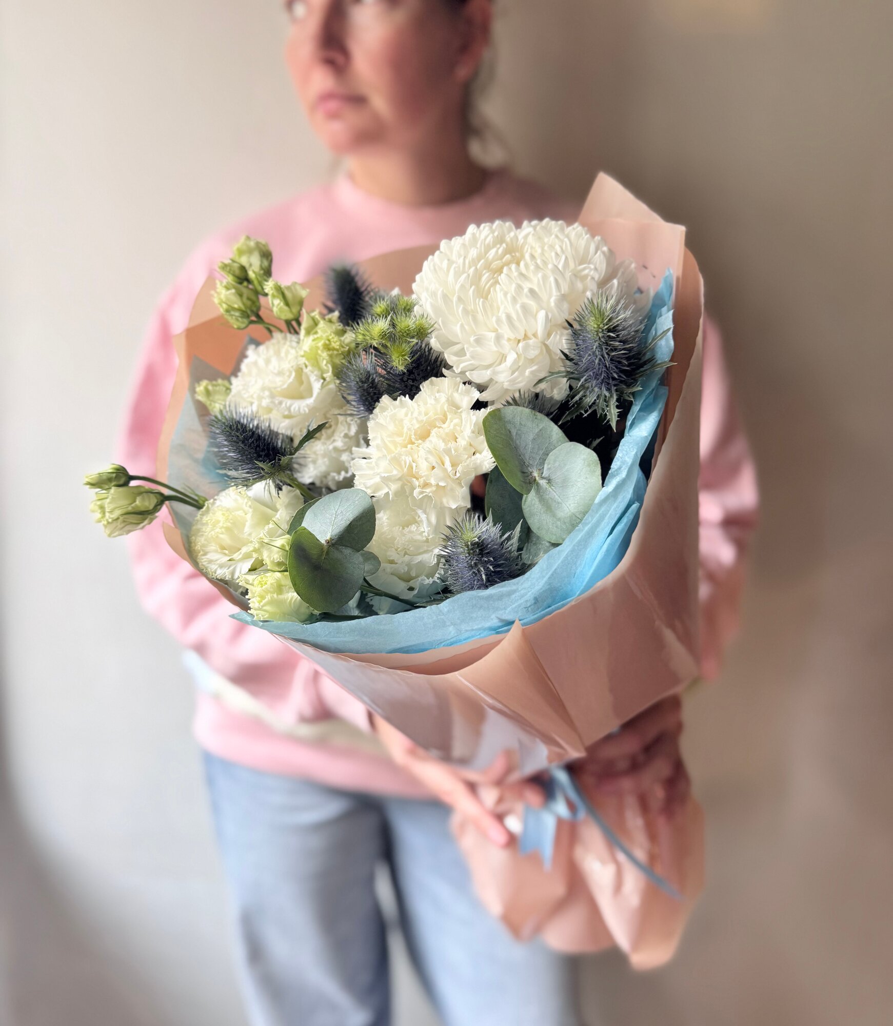 Букет комплимент из одноголовой хризантемы, эрингиума, эустомы алисы