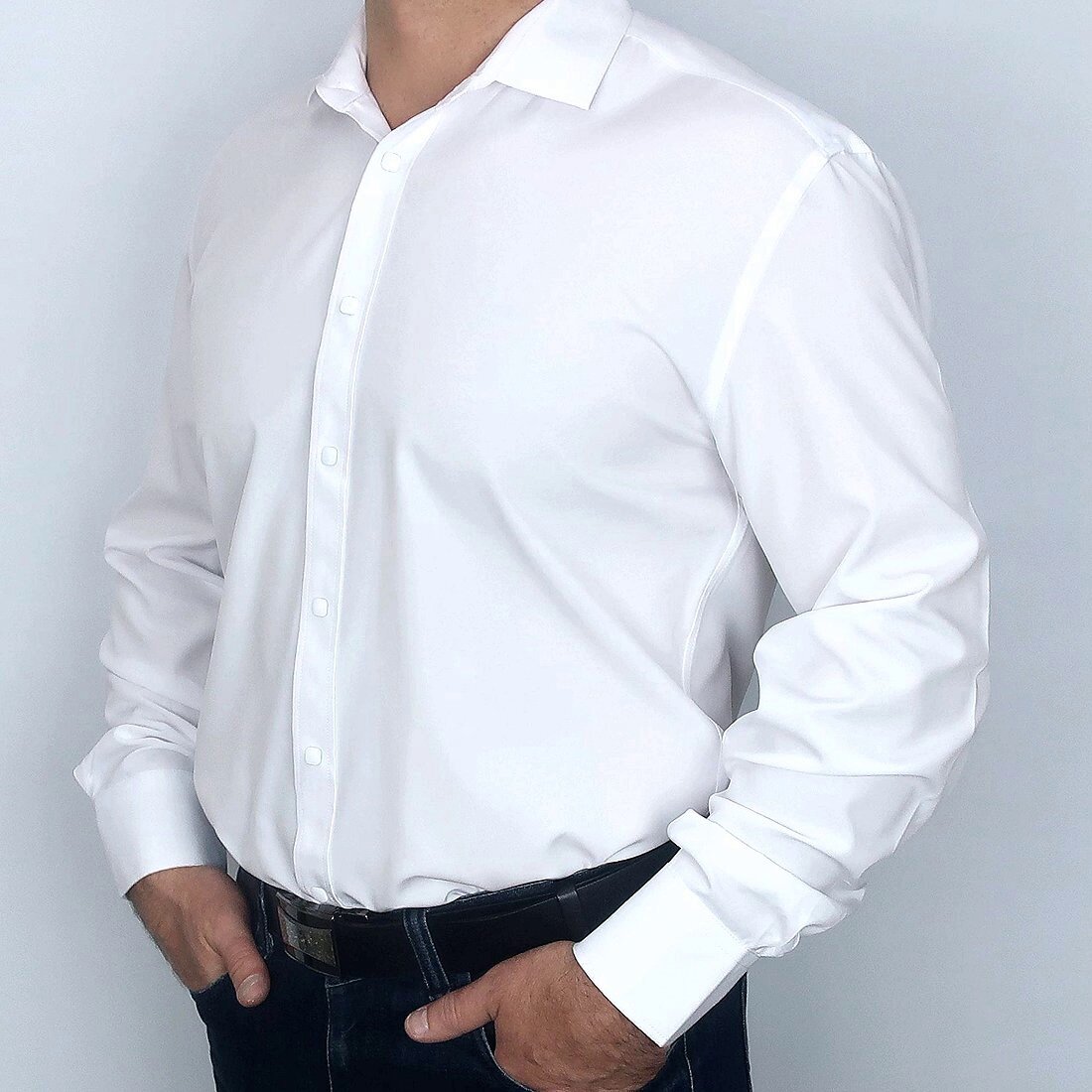 Рубашка Рубашка мужская с длинным рукавом, приталенная, светлая сорочка, на кнопках, рубаха на лето и на любой сезон, стильный фасон одежды, красивый и модный образ, белая однотонная, летняя без карманов