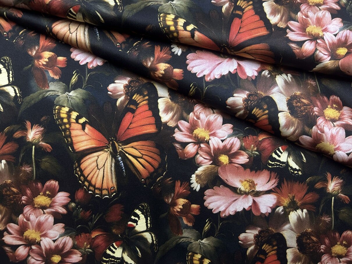 Ткань Шёлк атласный черного цвета с терракотовыми бабочками на цветах в саду 46536