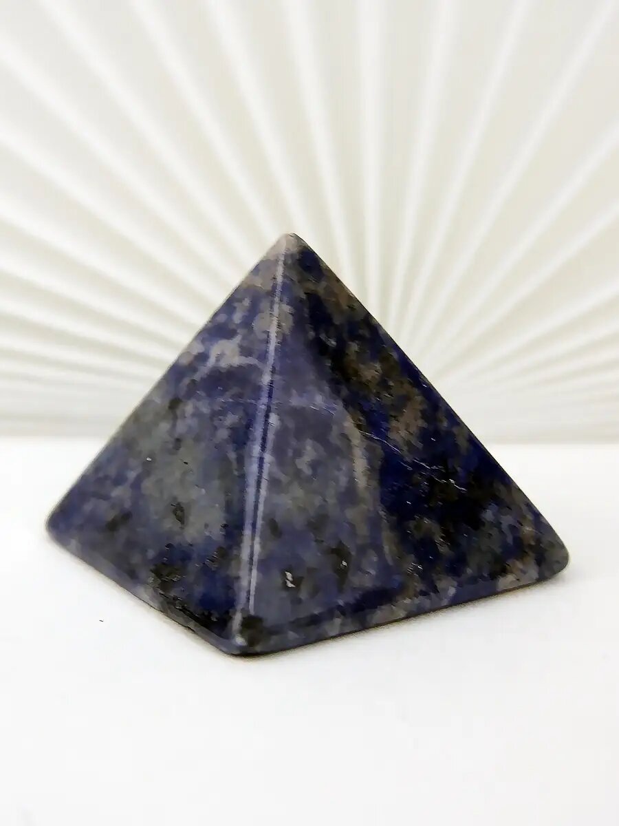 Пирамида Содалит. Натуральный камень. 4 см