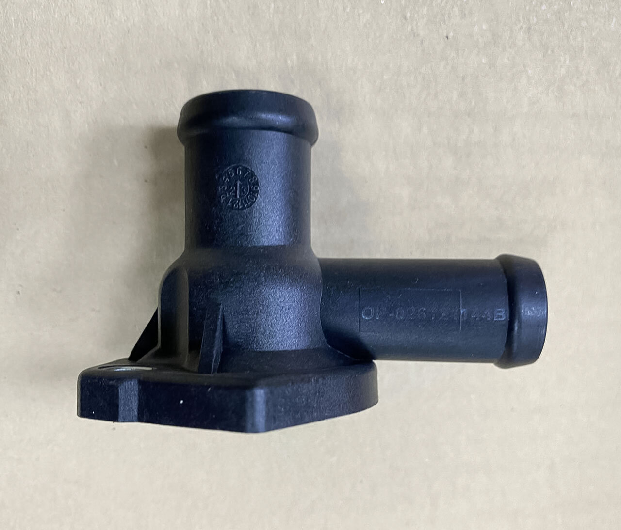 Фланец системы охлаждения Audi 80 B3 (VIKA)