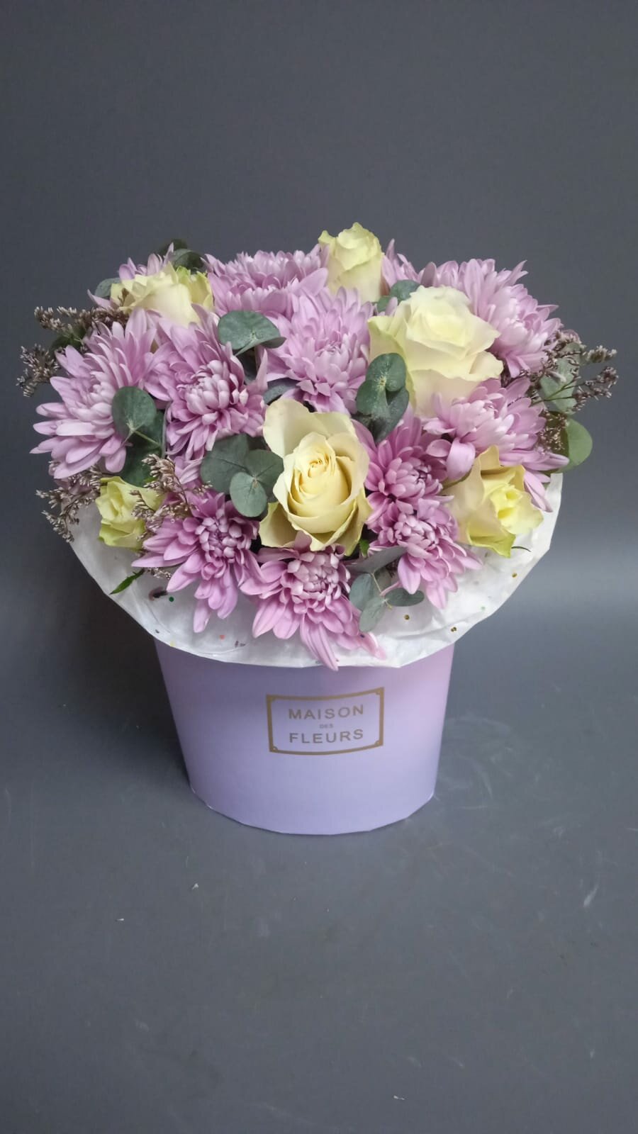 Коробка с цветами "Лиловый ветер" и кустовой хризантемой, белой розой и эвкалиптом MAXI