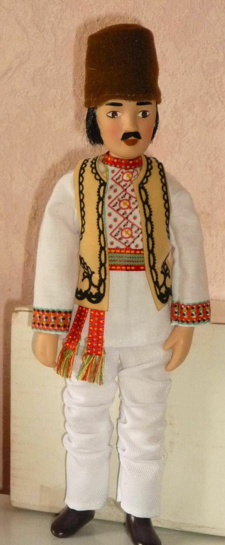 Кукла коллекционная в молдавском мужском костюме