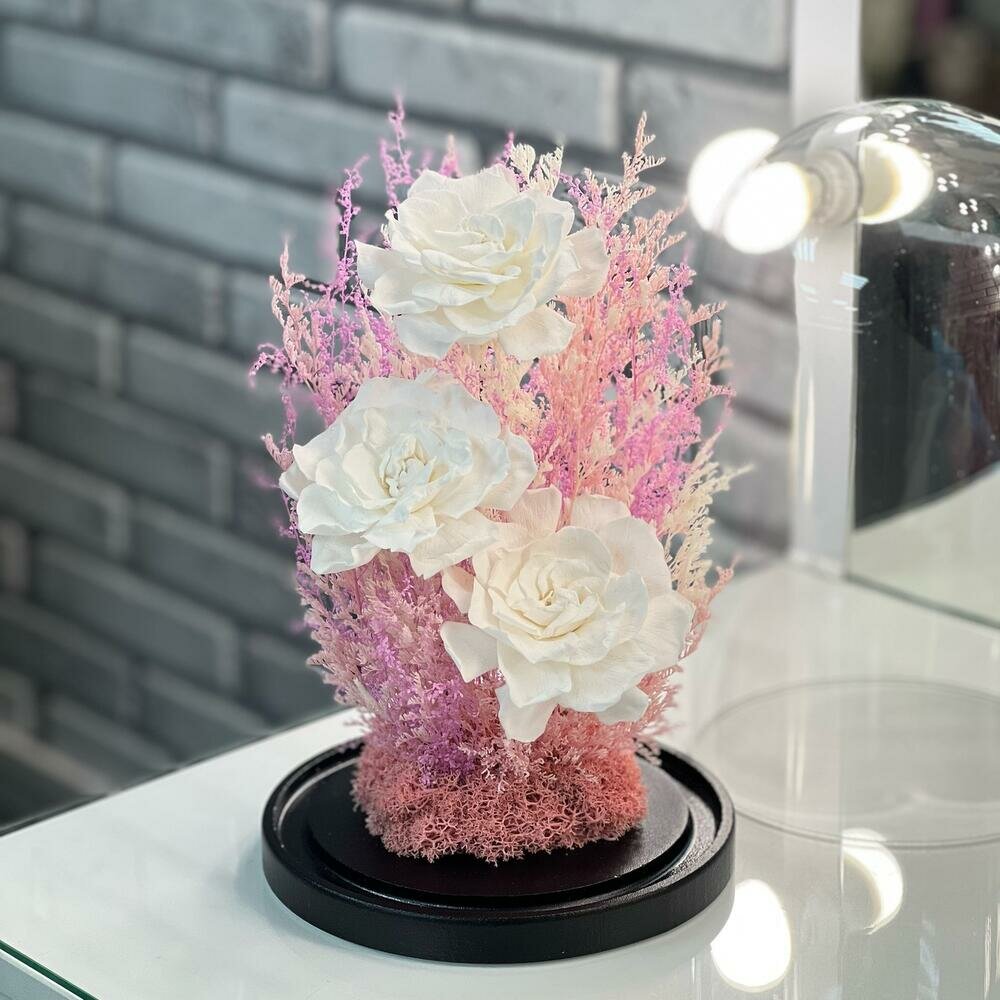 Композиция в стекле "Лунная мелодия" из белых стабилизированных гардений в подарочной коробке/27 см - живет 5 лет