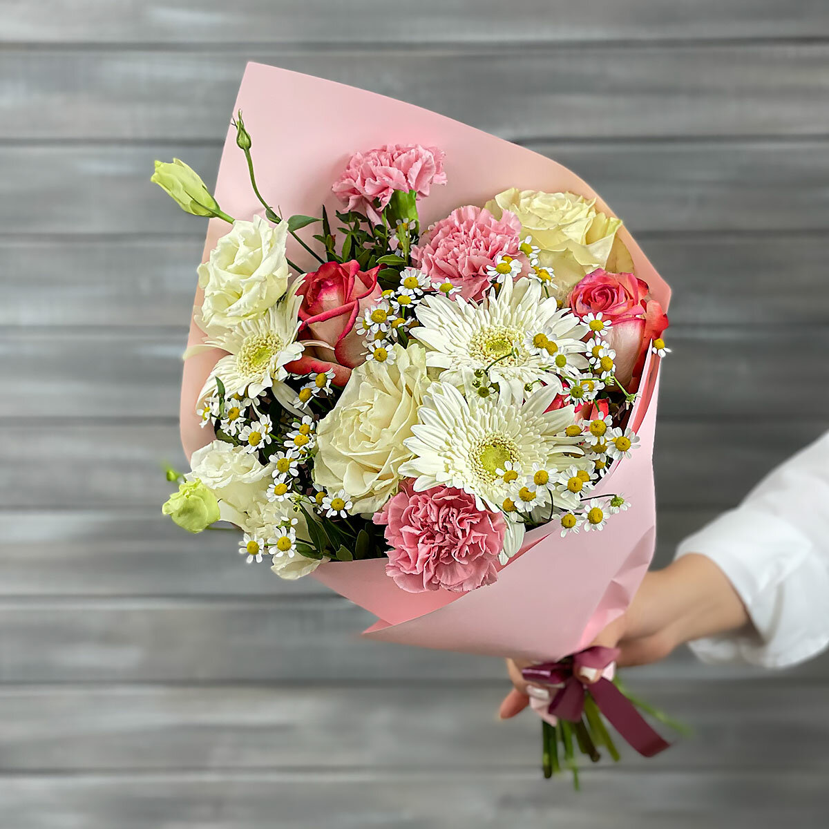 Букет Букет Маркет, из роз, ромашки, гербер, обертка, высота 40см