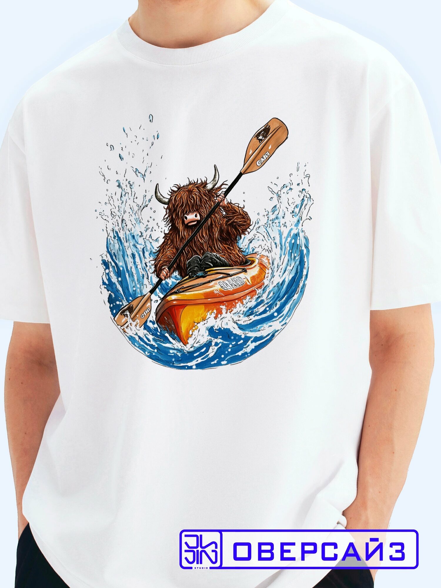 Футболка оверсайз мужская с принтом Смешная корова в синем, голубом каяке с оригинальным веслом на волнах, белый хлопковый трикотаж с прикольным рисунком на груди
