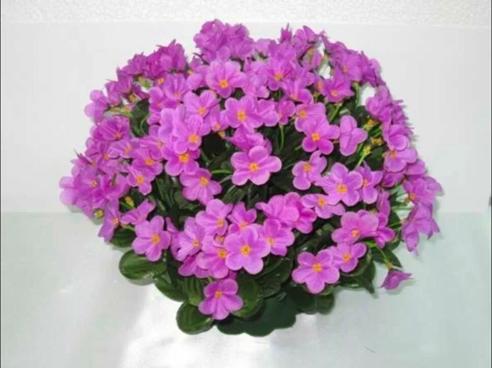 Фиалка "Искусственная" на подставке , куст фиолетовых фиалок