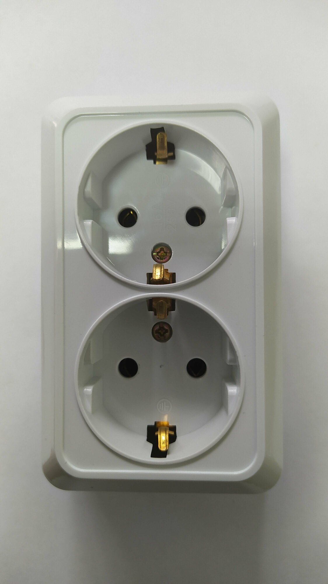 Розетка двойная с заземлением керамическая для наружной проводки