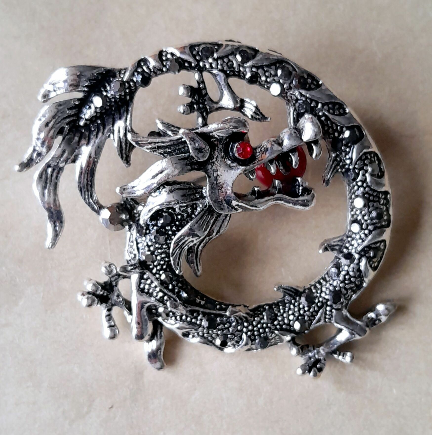 Брошь, стразы, искусственный камень