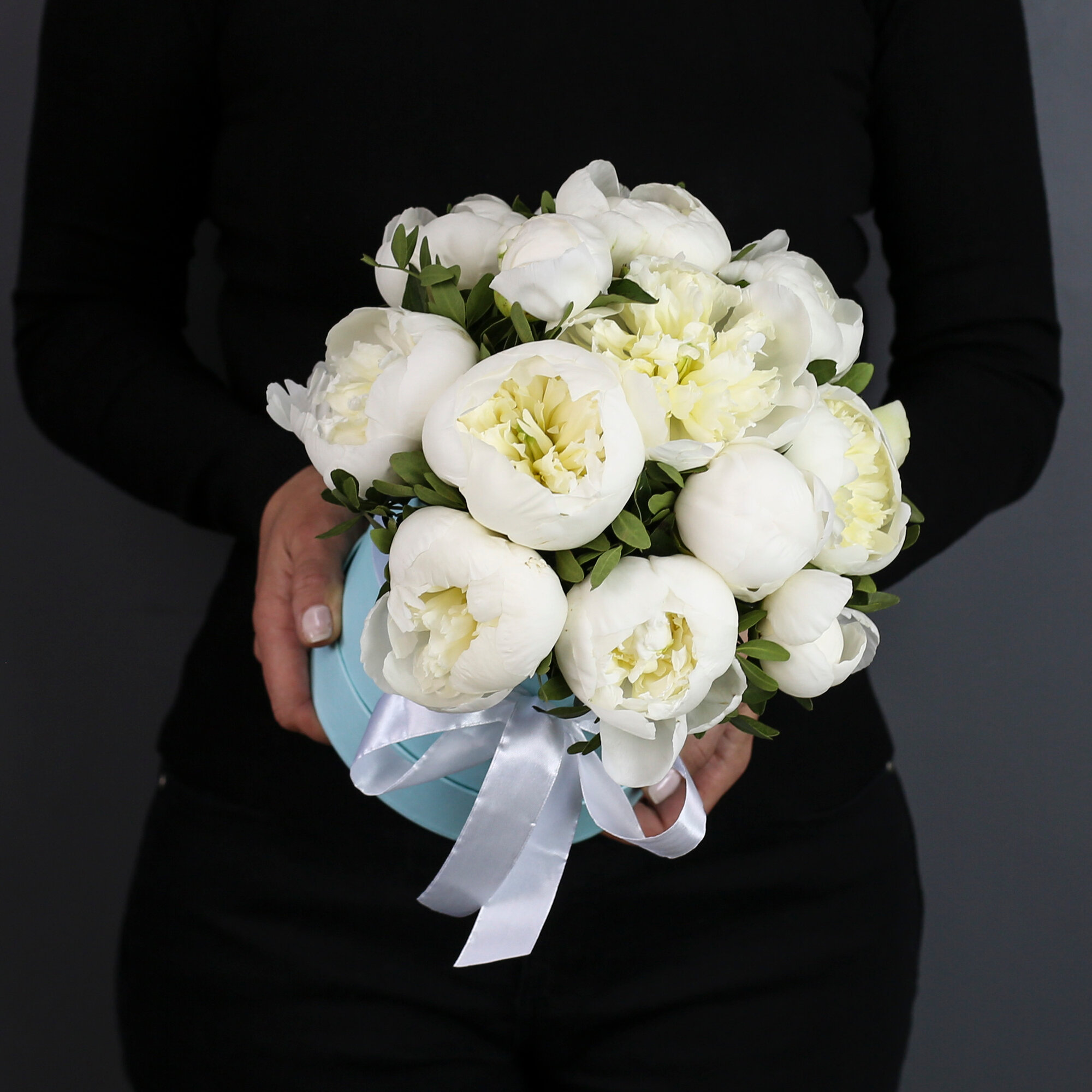 15 белых пионов с зеленью в коробке
