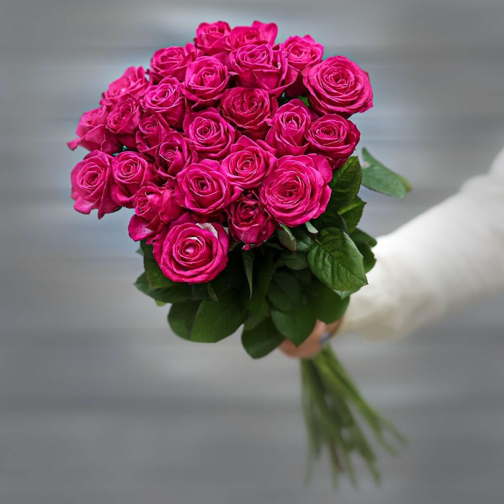 Букет живых цветов из 25 малиновых роз (Россия) с лентой 50 см