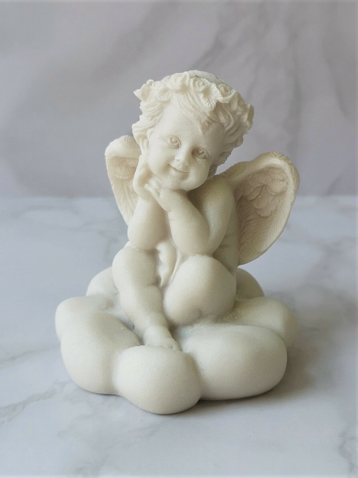 Ангел на облачке сидит. Мраморная крошка. Высота 8см. Цвет белый. Подарок маме, учителю коллекционеру в кабинет, женщине на день рождения, бабушке на юбилей. Церковная, религиозная, православная статуэтка.
