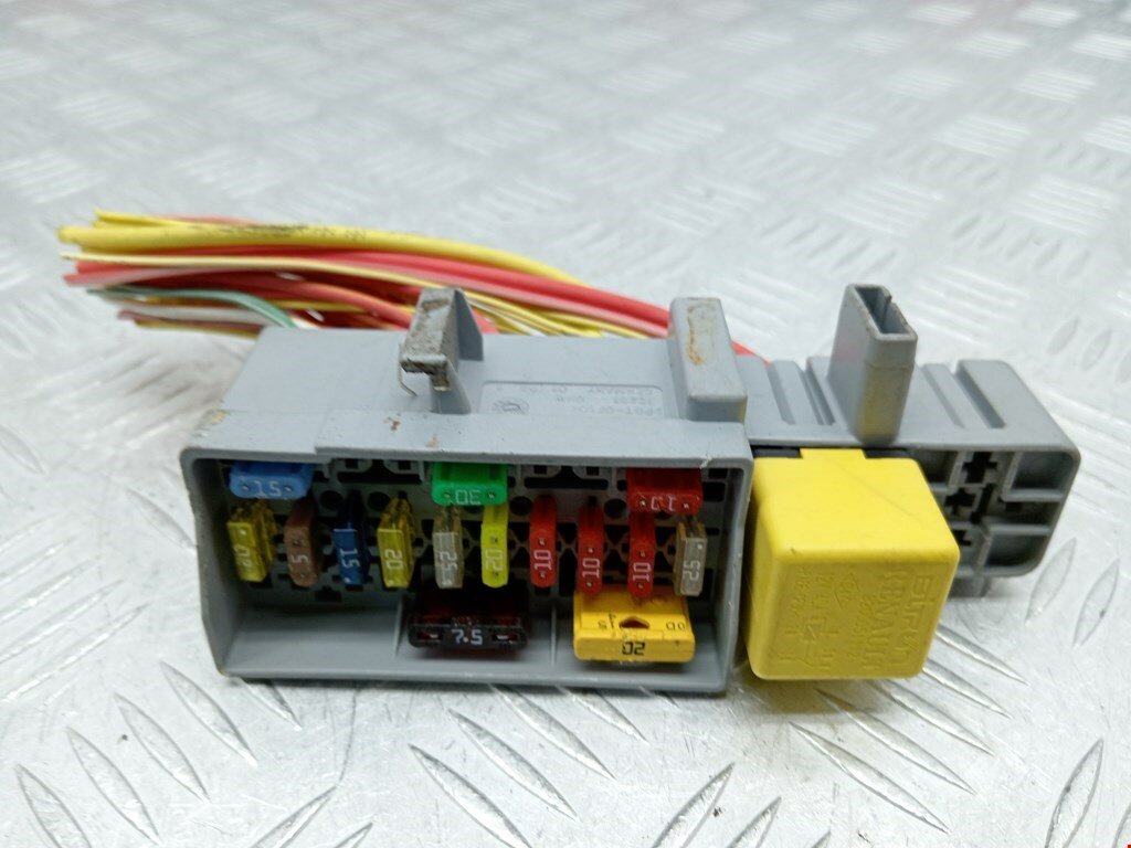 Блок предохранителей Renault Megane 2 8200418790 арт. 1948010