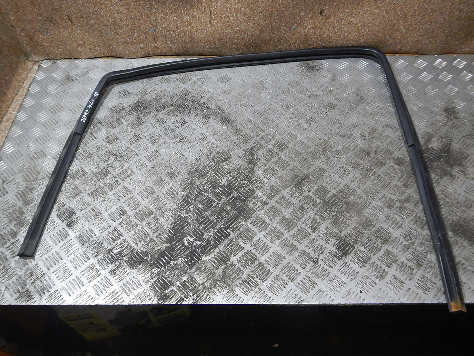 Б/У Уплотнитель стекла двери передней правой, Chery (Черри)-INDIS (11-) Chery INDIS (11-15) Без видимых повреждений. 267...