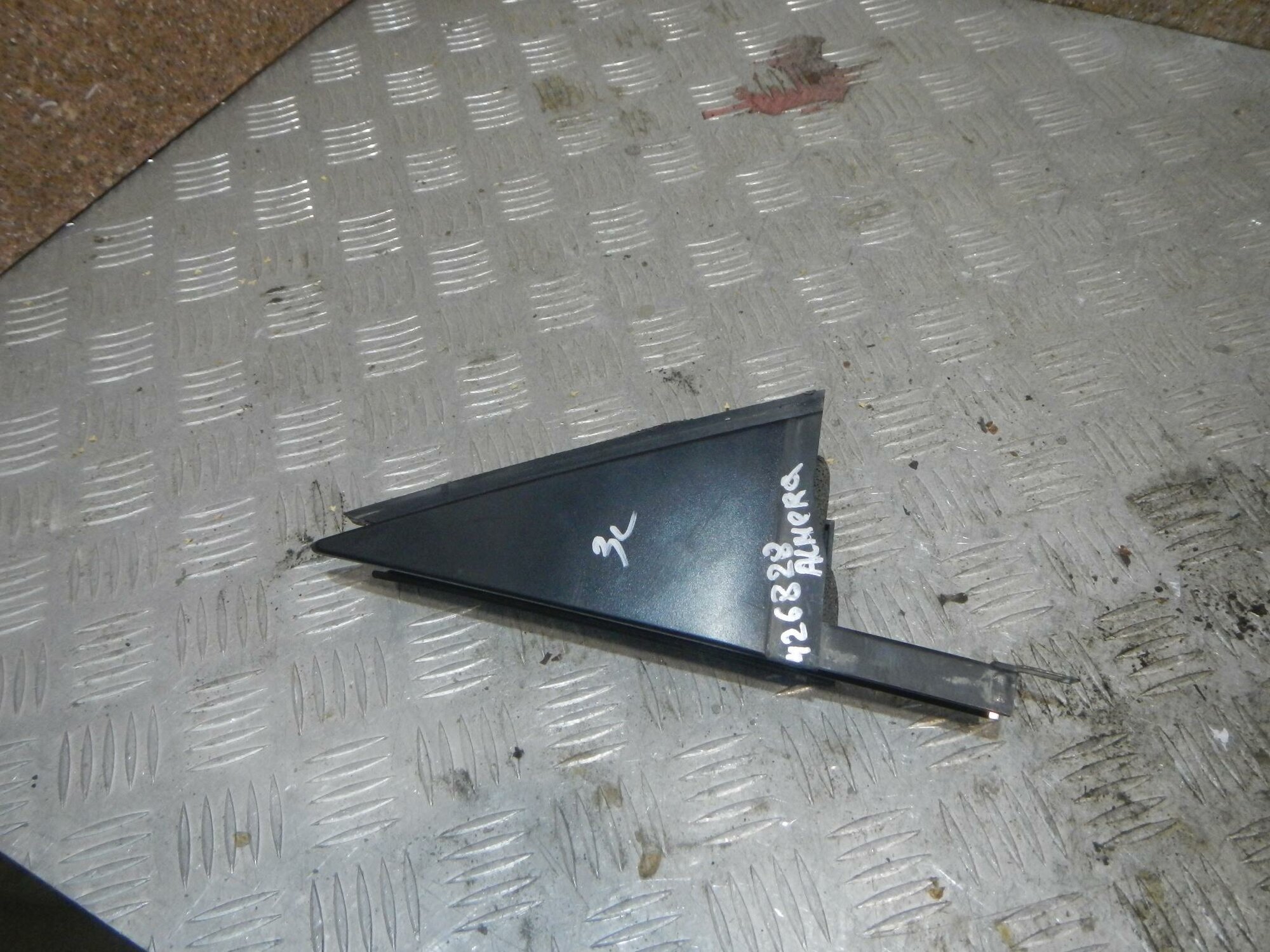 Б/У Уголок двери задней левой (внешний), Nissan (Ниссан)-ALMERA G15 (13-) NISSAN ALMERA G15 (13-) Царапины. 426828 NISSA...