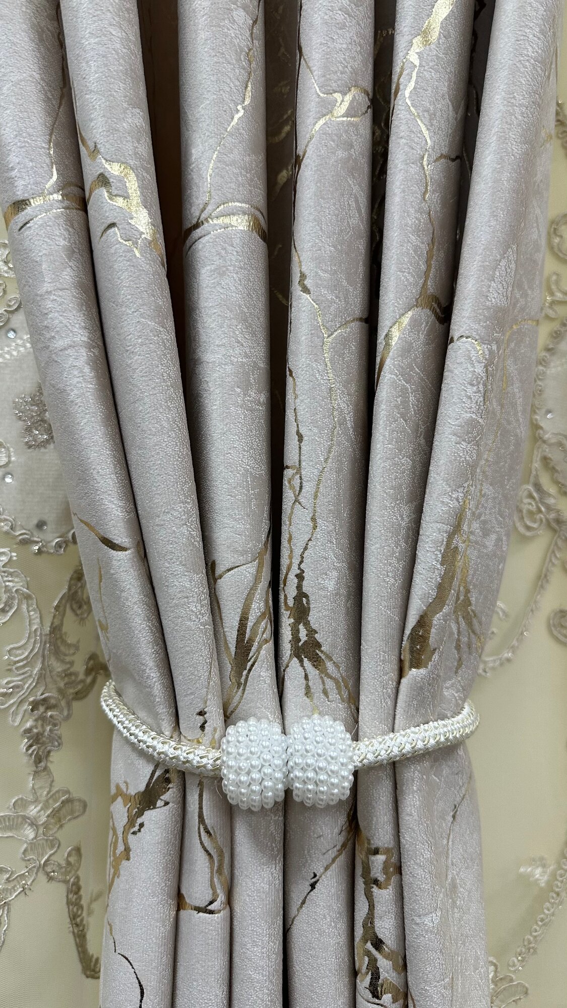 Подхват магнитный жемчужные бусинки молочные