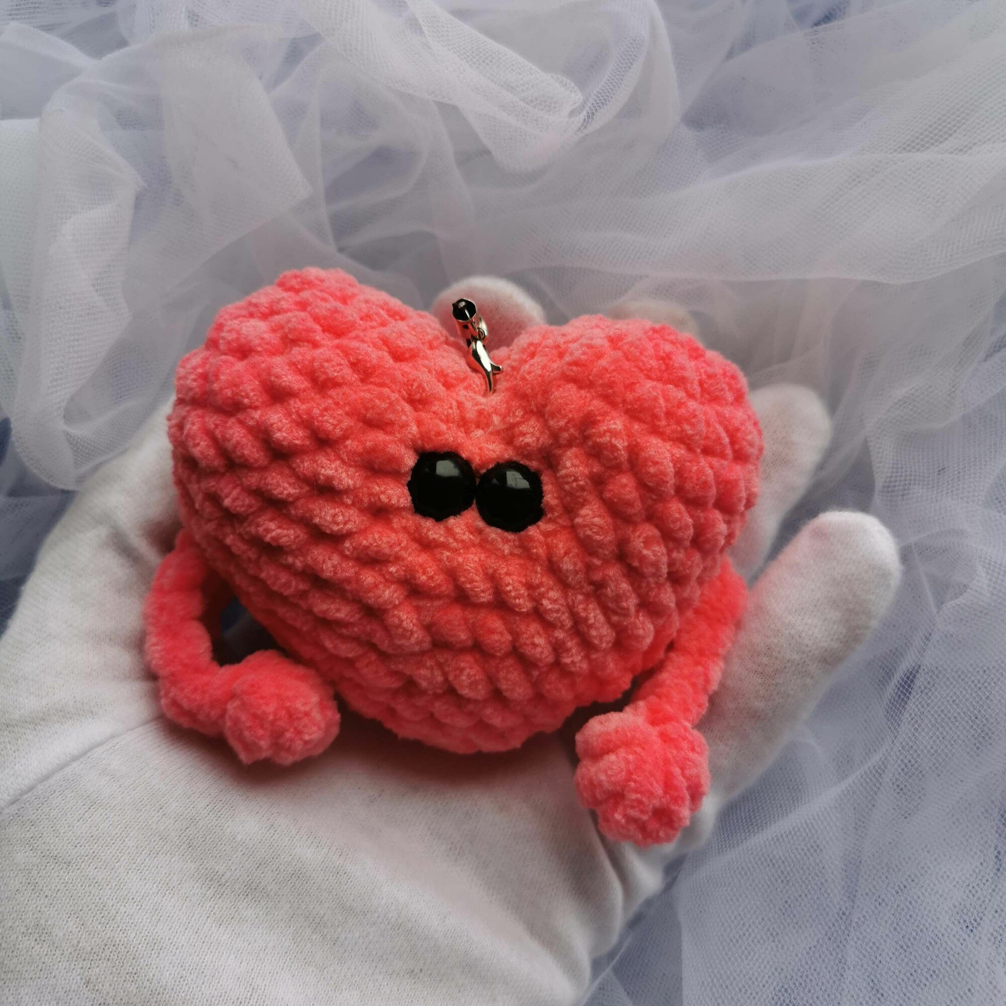 Вязаная игрушка Сердечко с ручками, 7 см, арбузный