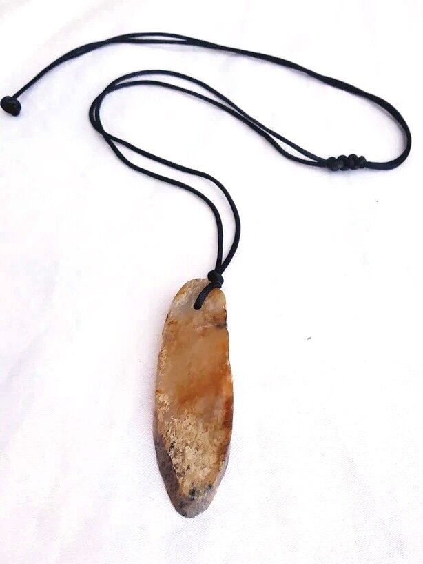 Подвеска, нефрит