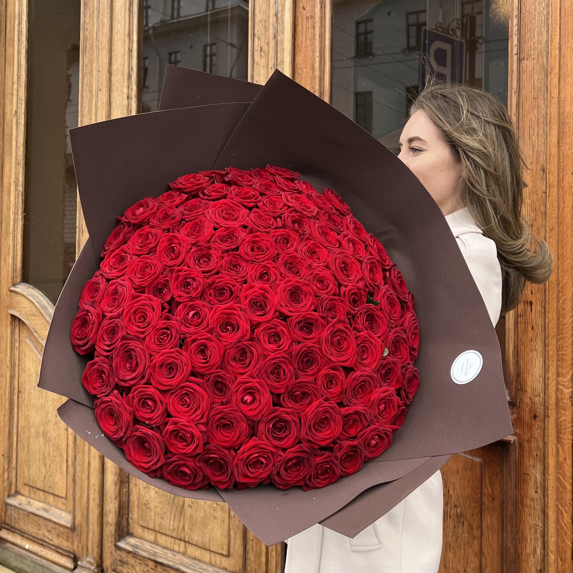 Цветы живые букет из 101 красной розы (60 см) в шоколадной упаковке