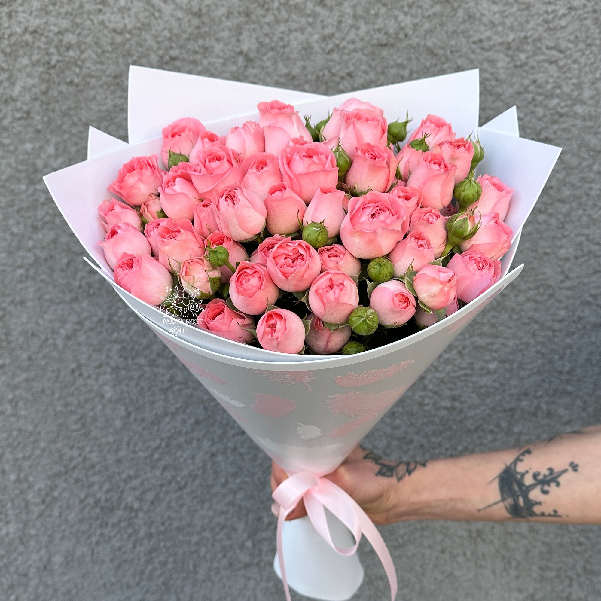 Букет цветов "Пиони Пинк" из 19 кустовых роз в упаковке / Арт. 451076 / Радуга Букет