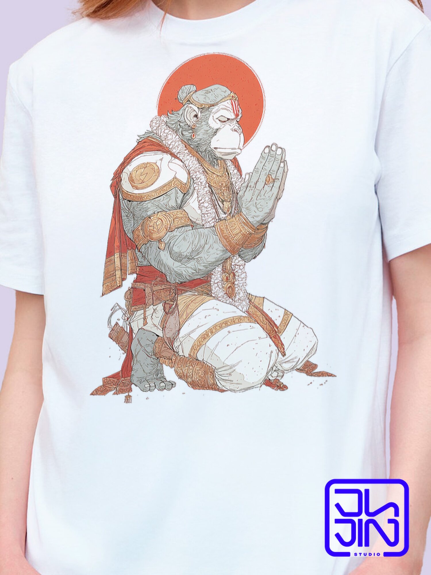 Футболка классическая женская с авторским принтом Этническая светло-голубая обезьяна в белой одежде, молитва и медитация, белый хлопковый трикотаж с прикольным рисунком на груди