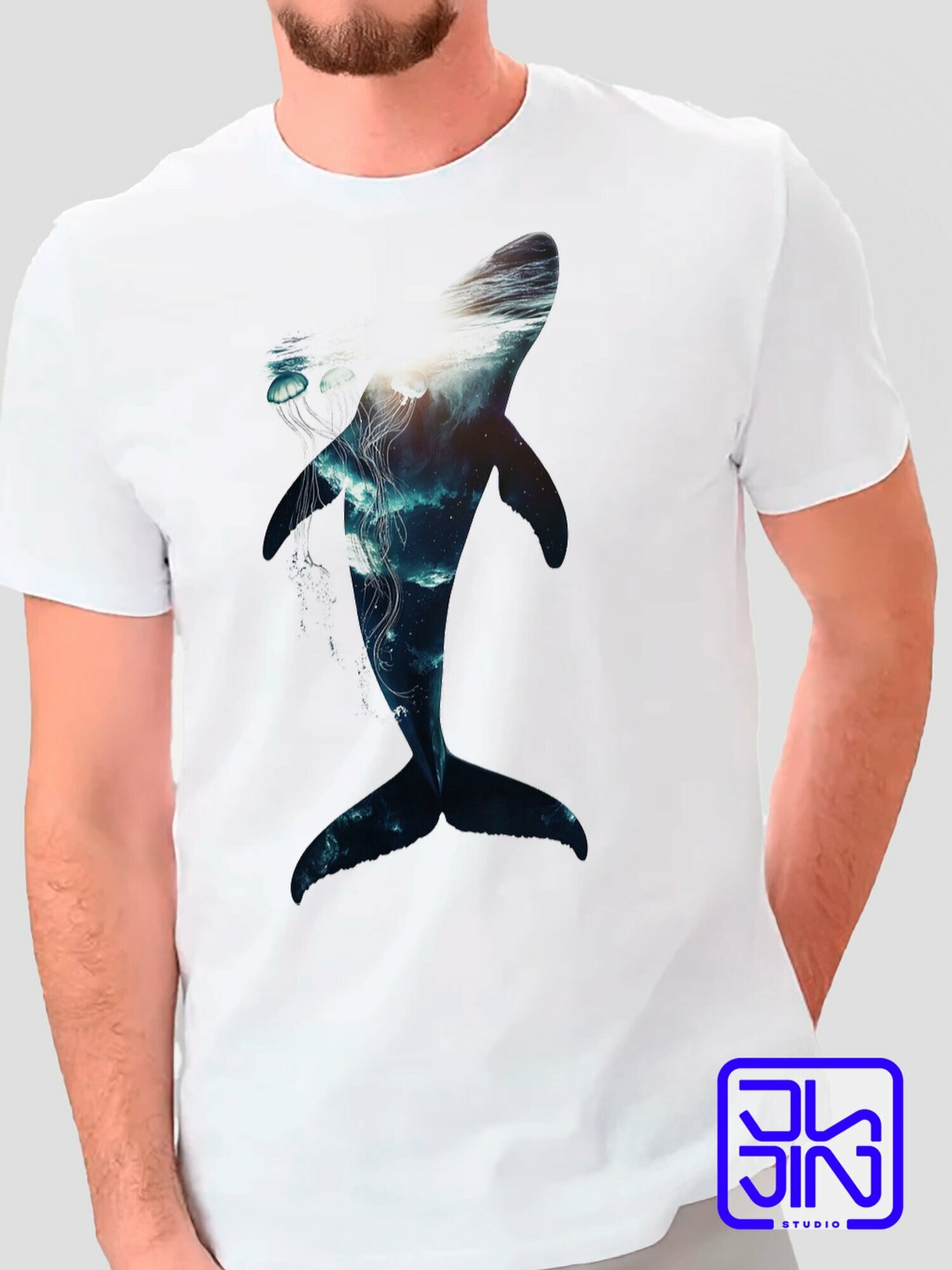 Футболка классическая мужская с авторским принтом Кит темно синий, черно синий в космосе и океане с медузами, оригинальные, белый хлопковый трикотаж с прикольным рисунком на груди