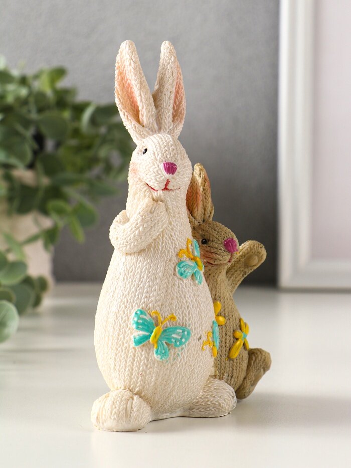 Фигурка полистоун «Зайка с зайчонком вязанные с бабочками, цветами», 5×9.8×15 см