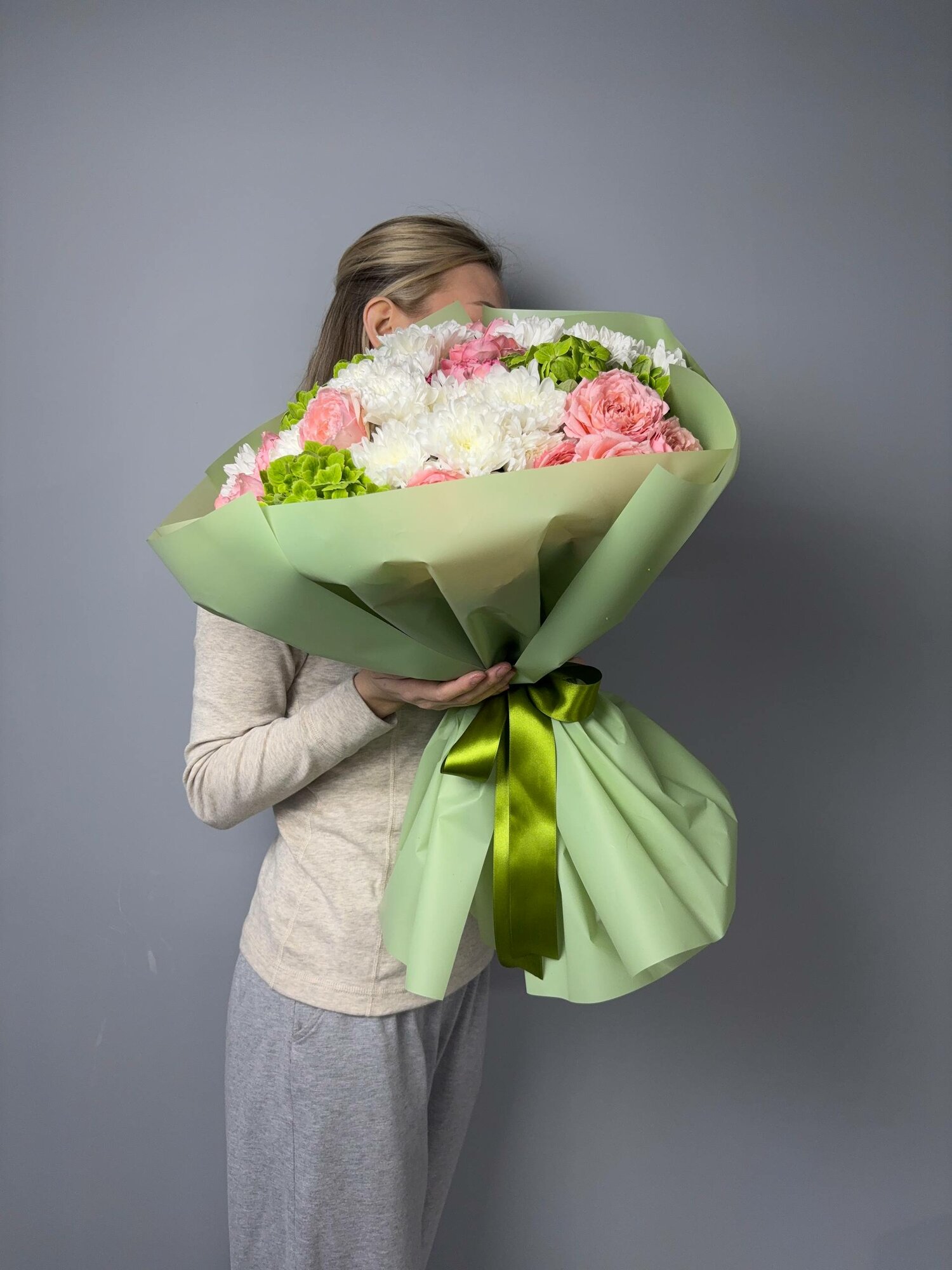 FRESH FLORA Английский сад: букет из роз Джульетта, гортензии и хризантем – купить с доставкой недорого