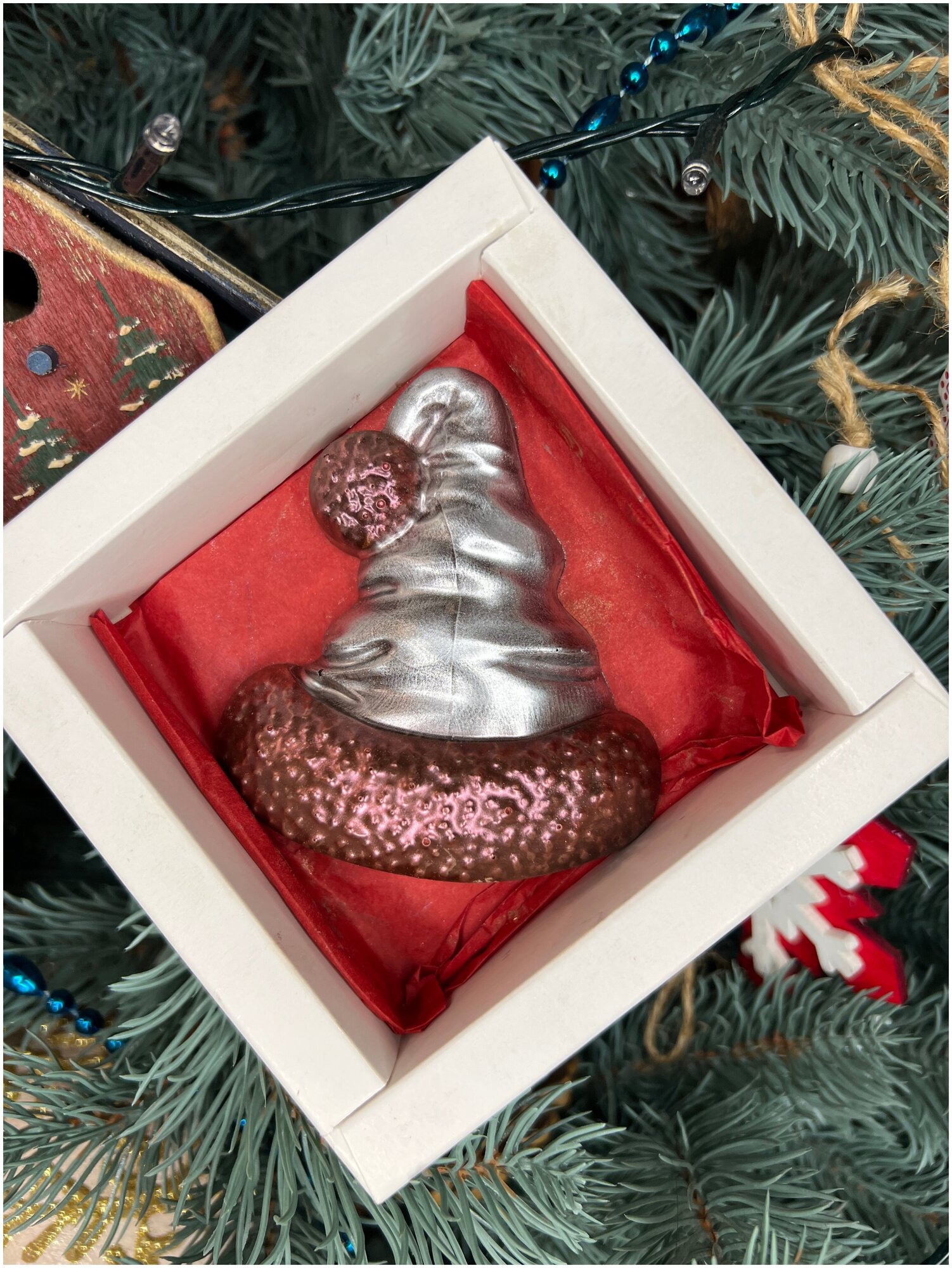 Шоколадная фигурка "Шапка Санты", молочный шоколад, ручная работа