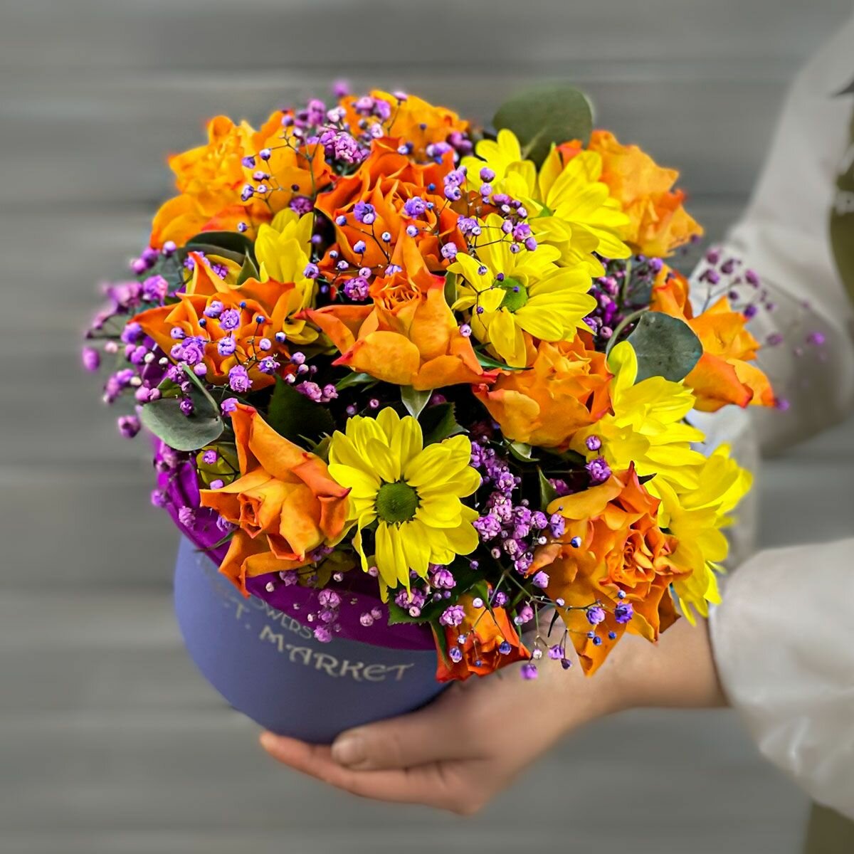 Кустовые хризантемы и розы в шляпной коробке