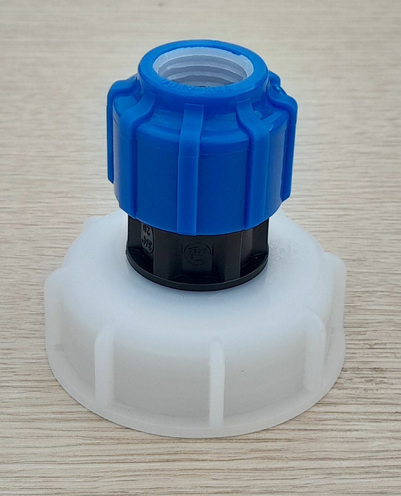 Муфта ПНД 20 мм / с переходником на куб / кран еврокуба /