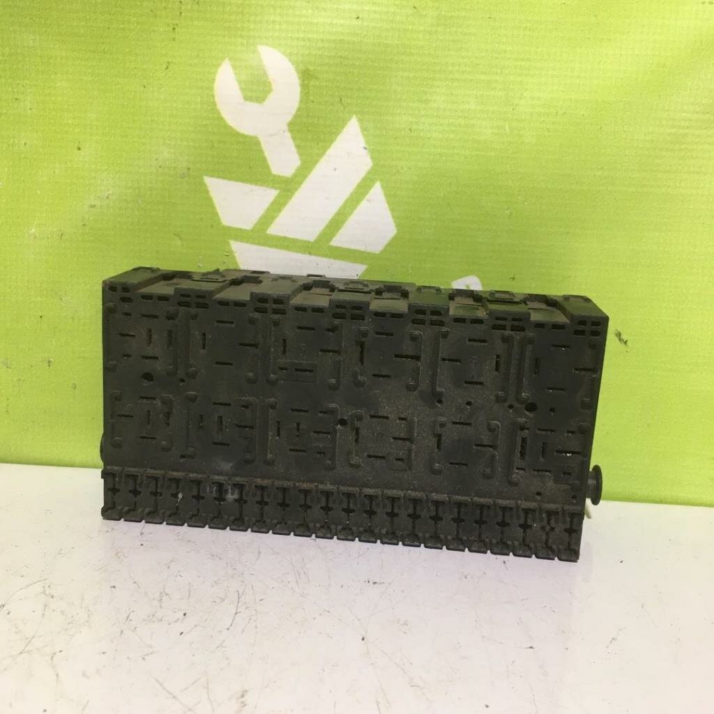 Блок предохранителей VW Passat B3 1988-1993