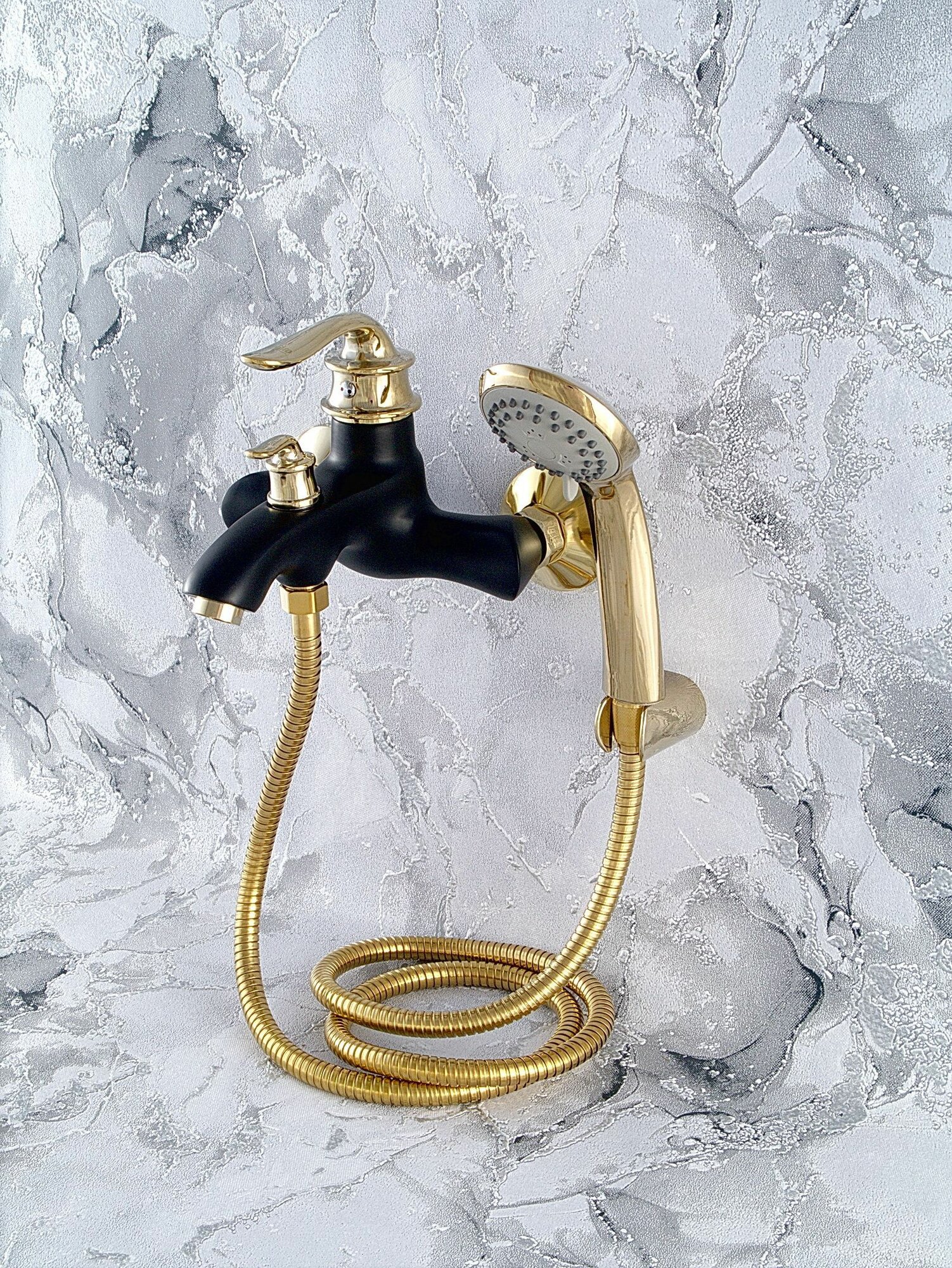 Смеситель для ванны с душем Potato P30219-6 однорыжачный, с коротким мнолитным изливом, кран в ванную с душевой лейкой, черный