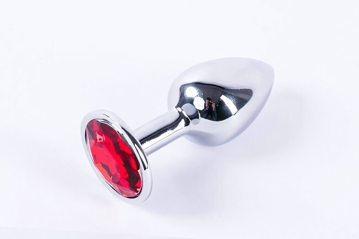 Металлическая анальная пробка с кристаллом, серебристая с красным, 6х2,8 см, мешочек для хранения
