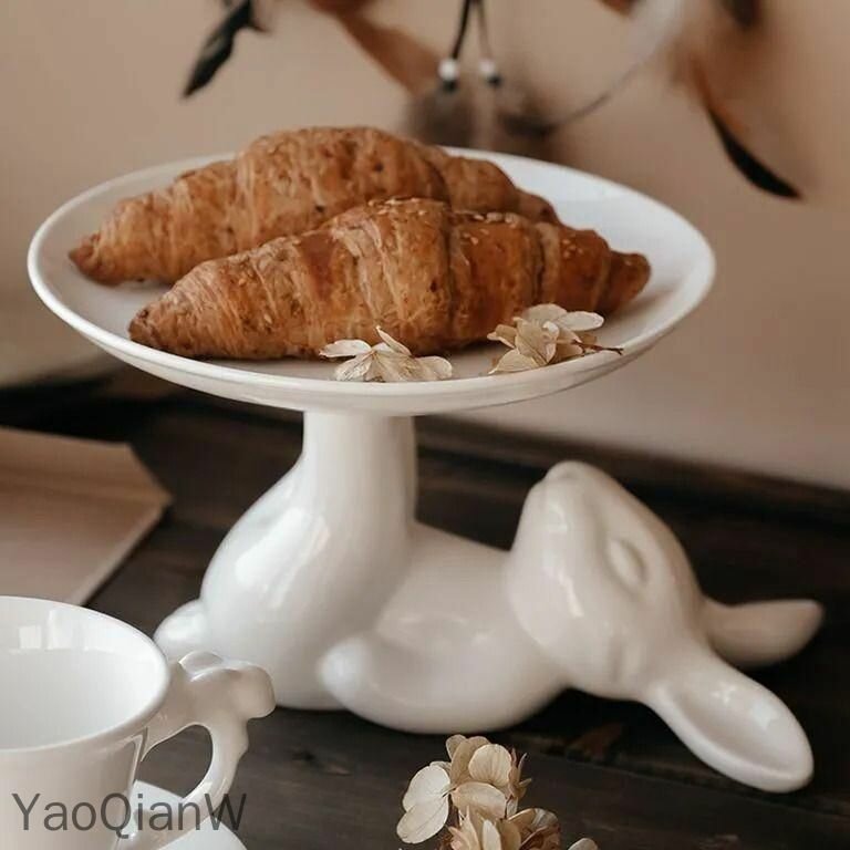 Блюдо декоративное Кроликов Озорников 20.3 см / Фарфоровая белая тортница Зайчик / подставка для торта, выпечки, десертов