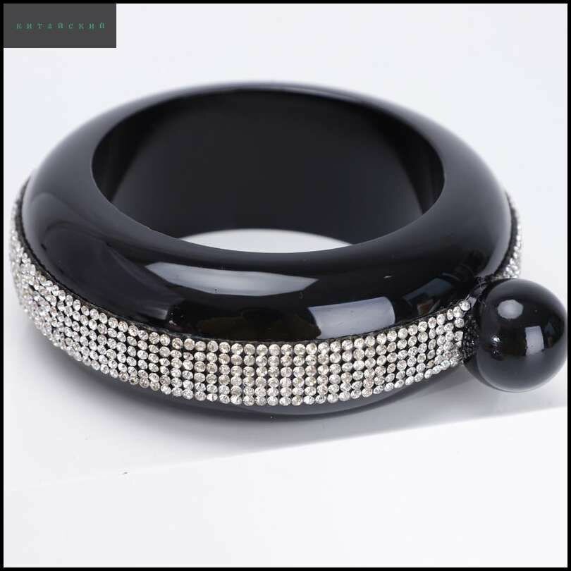 Браслет-фляга на женской руке