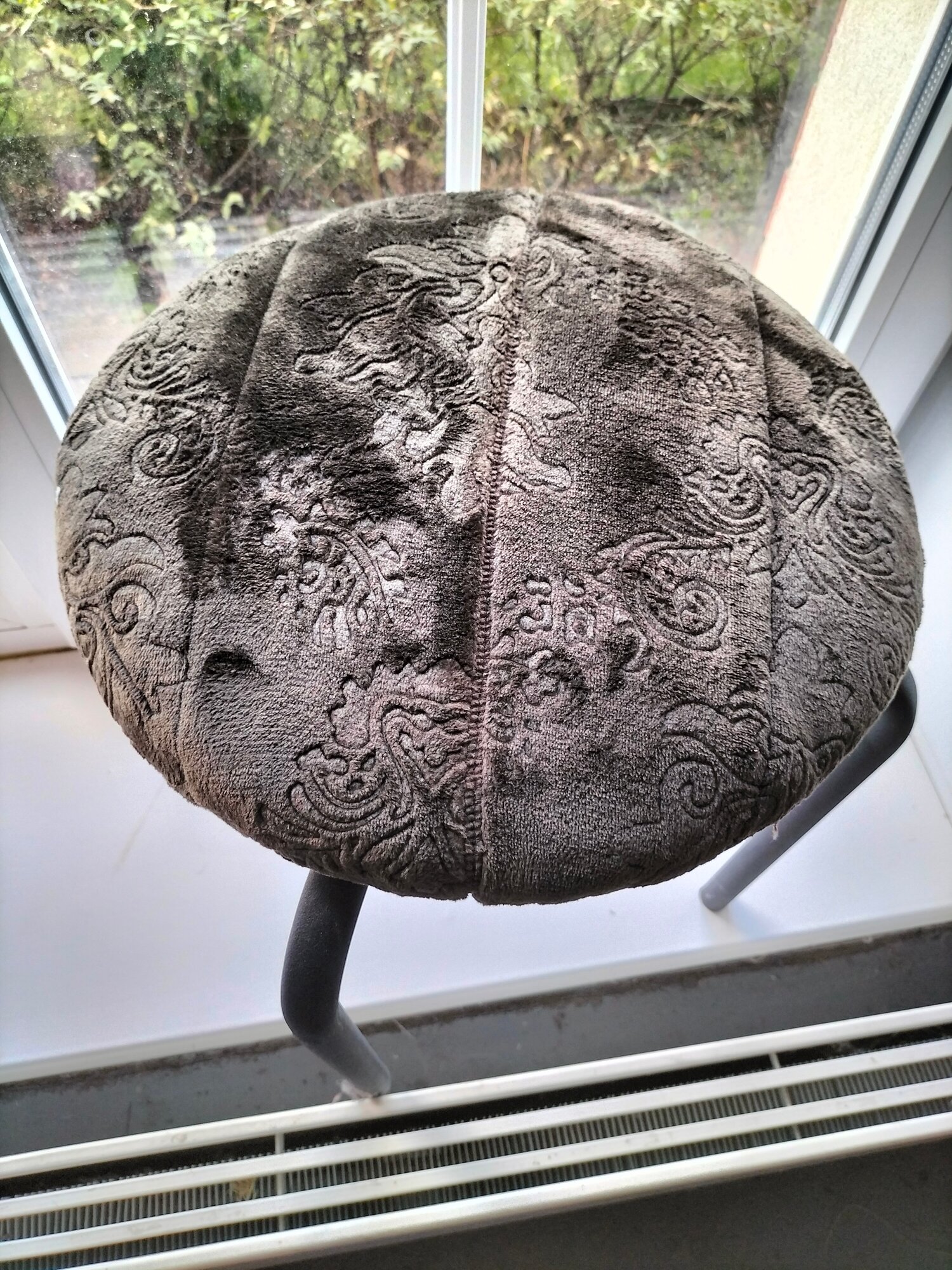 Чехол на табурет "Круг" коричневый, стёганный , с вензелями ,32х32 см. Подойдёт на размеры от 32х32см - 35х35 см.