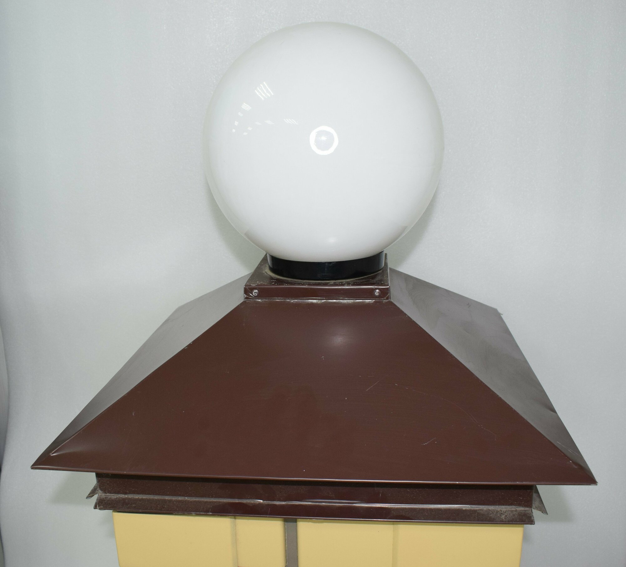 Металлический колпак на столб коричневый с фонарем