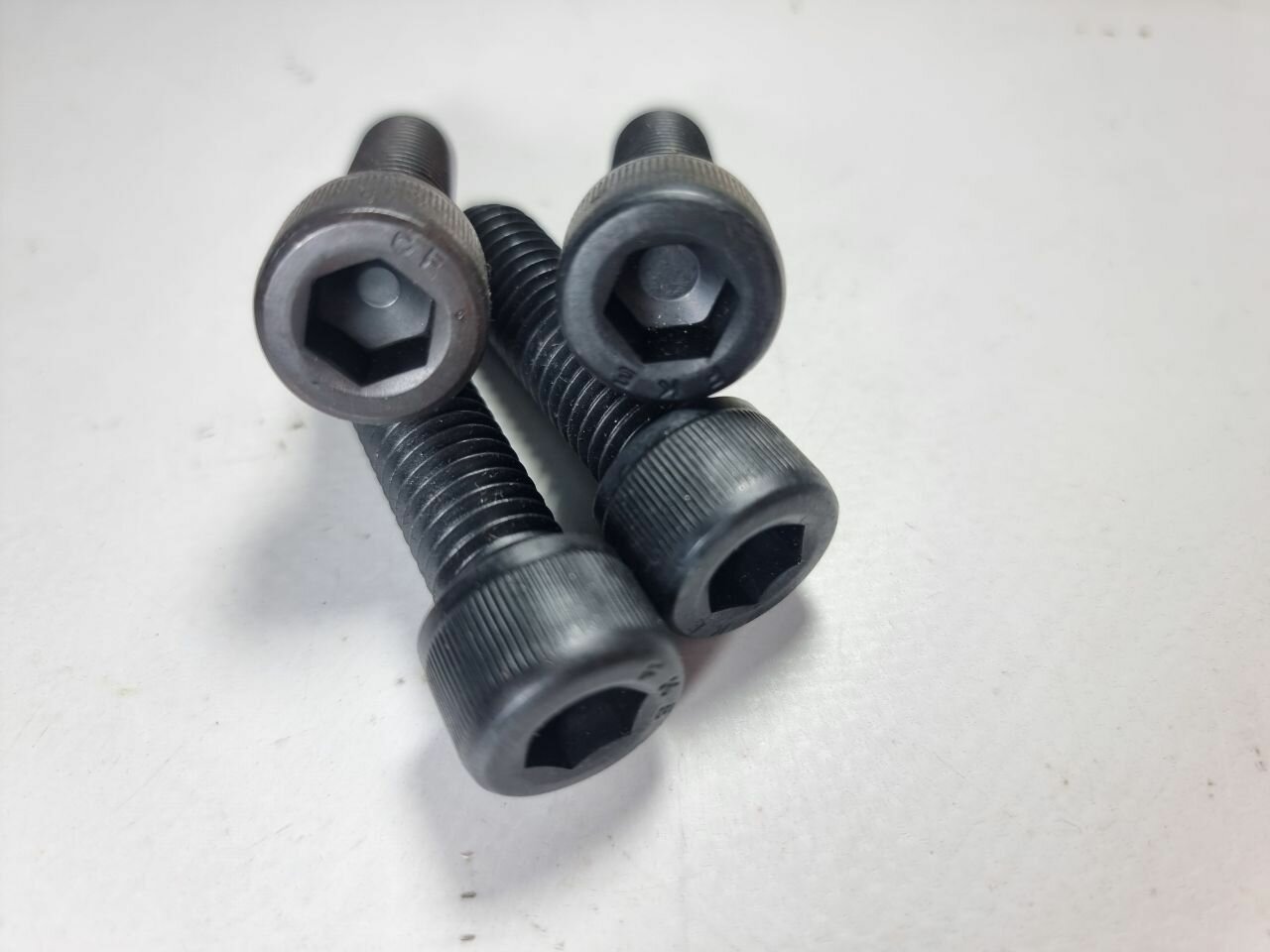 Винт имбус DIN 912 HX цилиндр. голова полн. резьба, с внутр. шестирг. черный т.12.9 М12*45 мм Wurth, Германния.