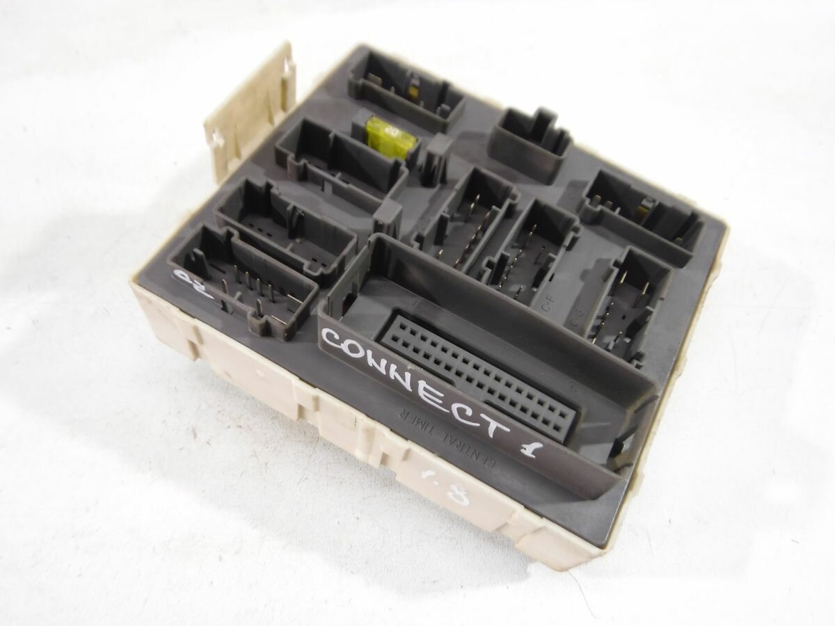 Блок предохранителей Ford Transit Connect I (2002—2009) 1360366